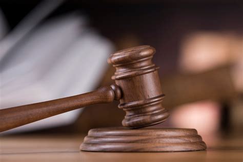 Dreifache Mutter lockt Schüler 15 zum Sex in ihr Haus während ihr Mann arbeiten ist