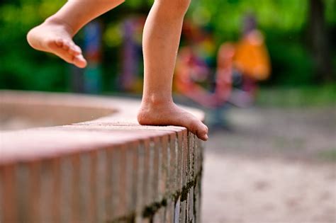 여름에 모래 발과 작은 돌 벽에 맨발로 서있는 아이 소녀의 낮은 섹션 2 3 살에 대한 스톡 사진 및 기타 이미지 2 3 살