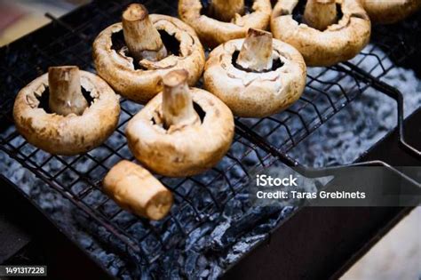 바베큐 그릴에서 숯불 위에 굽고 있는 버섯의 클로즈업 탑 뷰 여름 피크닉과 휴식 컨셉 가든파티에 대한 스톡 사진 및 기타 이미지 가든파티 건강한 식생활 공휴일