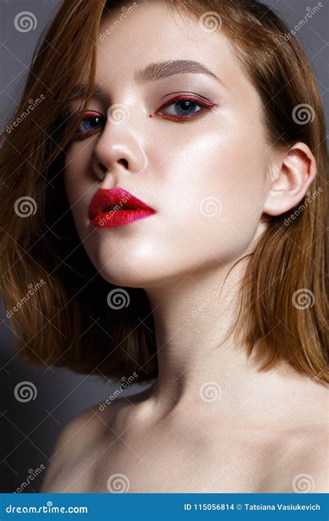 Chica Joven Con Los Labios Rojos Y Las Flechas Rojas Delante De Ojos Modelo Hermoso Con Desnudo