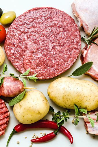 다양 한 종류의 생고기 닭고기 허벅지 돼지고기와 쇠고기 버거 갈비와 케밥 칠면조 미트볼 감자 고추 올리브 및 검은 올리브와