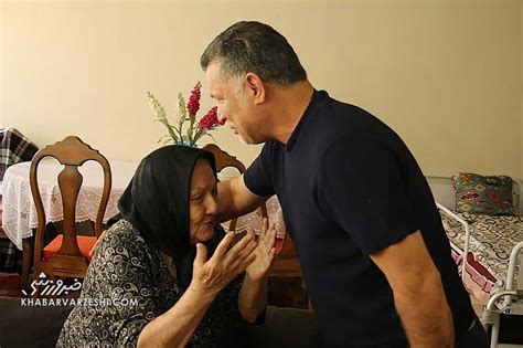 عکس احترام ویژه شهریار به مادر یک خبرنگار علی دایی بر پیشانی این زن