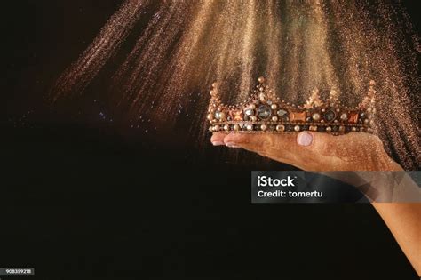 여자의 손을 반짝이 오버레이 검은 배경 위에 표시 승리 또는 승리 첫번째 장소를 위한 왕관을 들고 결심에 대한 스톡 사진 및 기타 이미지 Istock
