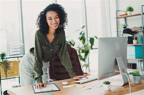 현대적이고 조명이 가득한 사무실 공간에서 책상에서 일하는 자신감 넘치는 전문직 여성 25 29세에 대한 스톡 사진 및 기타 이미지 25 29세 검정 머리 글로벌