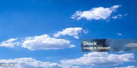 아름 다운 푸른 하늘 구름 배경입니다 하늘 구름입니다 구름 날씨 자연 구름 파란 하늘입니다 구름과 태양 푸른 하늘 구름에 대한 스톡 사진 및 기타 이미지 Istock