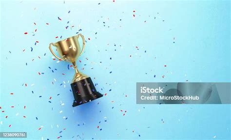 파란색 배경 위에 앉아 골드 컵 위에 떨어지는 다채로운 색종이 상에 대한 스톡 사진 및 기타 이미지 상 트로피 배경 주제 Istock