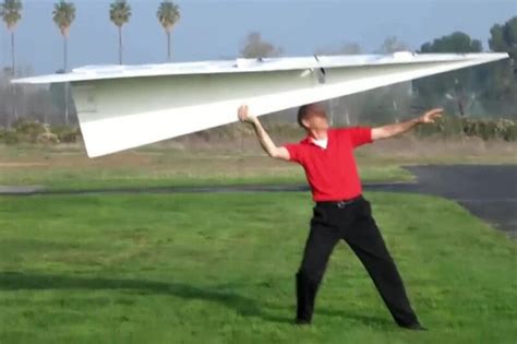 ببینید بهترین پرتاپ موشک کاغذی وسط بازی بسکتبال خبرآنلاین