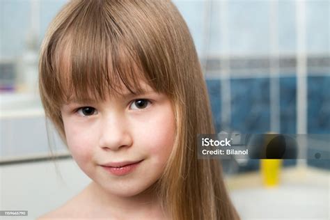 예쁜 소녀 얼굴 초상화 아름다운 눈과 욕실의 흐린 배경에 긴 젖은 공정한 머리와 미소 아이 가정의 방에 대한 스톡 사진 및 기타 이미지 Istock