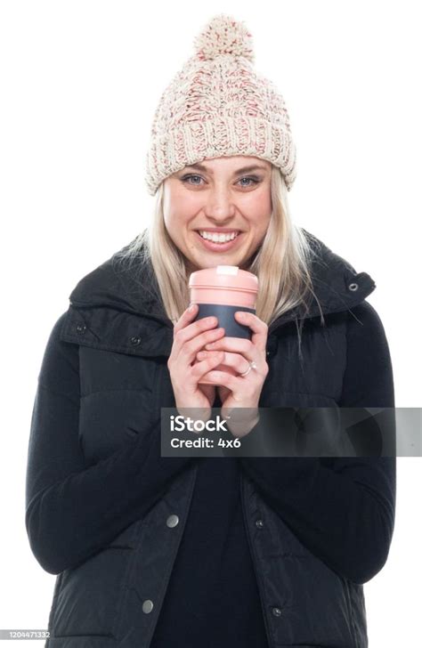 코 카 서 스 여성 민 소매 웅크리고 니트 모자를 입고 커피 컵을 들고 20 29세에 대한 스톡 사진 및 기타 이미지 20 29세 25 29세 겨울 Istock