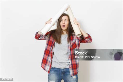 영 소진 벽지 롤 머리에 고립 된 흰색 배경 근처 들고 캐주얼 옷에 미친 여자 기기 액세서리 재건축 아파트 룸에 대 한 도구 수리 가정 개념입니다 Diy에 대한 스톡 사진