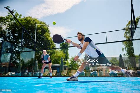 패들 테니스 선수가 야외 코트에서 경기 중 공을 치면서 노력한다 파델에 대한 스톡 사진 및 기타 이미지 파델 스포츠 패들테니스 Istock