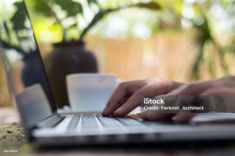여자의 손 작동 하 고 녹색 자연 배경으로 나무 테이블에 노트북 키보드에 입력의 근접 촬영 이미지 개념에 대한 스톡 사진 및 기타 이미지 Istock