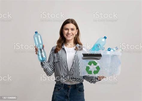 폐기물 분류 빈 플라스틱 병으로 용기를 들고 있는 에코 자원 봉사자 여성 미소에 대한 스톡 사진 및 기타 이미지 미소 병 사람들 Istock