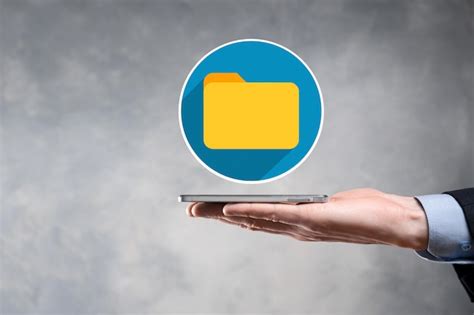 사업가가 폴더 아이콘을 잡고 있습니다 It 컨설턴트가 최신 컴퓨터를 사용하여 설정한 문서 관리 시스템 또는 Dms가 관리 정보 및 회사 파일을 검색하고 있습니다 비즈니스