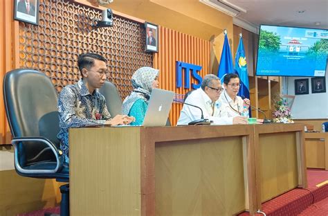 direktur ptsi its rizky januar akbar skom meng kanan bersama wakil