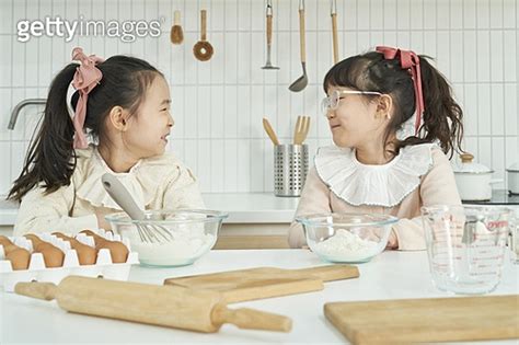 어린이형제자매딸가족반죽도마요리사수업레슨과외초등학교학교집작업실한국인 이미지 A12537928 게티이미지뱅크
