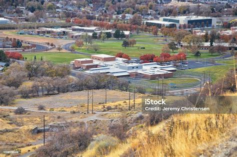 유타 주립 병원 보네빌 쇼어라인 트레일 에서 프로보 풍경 전망 고대 호수 보네빌 그레이트 솔트 레이크의 동쪽 해안선을 따라 와사치 프론트 록키 산맥 미국 브리검 영 대학교에