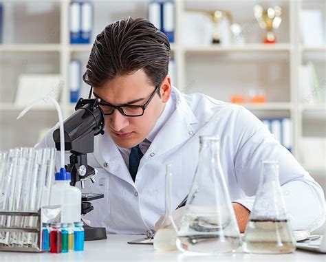 실험실에서 물 테스트 오염 실험을 하는 젊은 연구원 과학자 물 테스트 오염 Expe를 하는 젊은 연구원 과학자 사진 배경 및 무료 다운로드를위한 그림 Pngtree