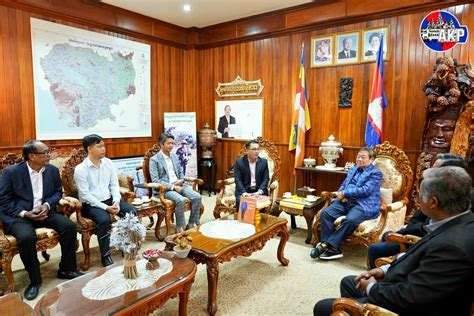 ឯកឧត្តម ខៀវ កាញារីទ្ធ អនុញ្ញាតឱ្យឯកឧត្តម ពៅ សុខ ចូលជួបសម្តែងការគួរសម និងជូនសៀវភៅ ក្រសួងព័ត៌មាន