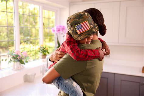 제복을 입은 미국 육군 어머니 가족 부엌에서 모자를 쓰고 아들을 껴안고 떠나십시오 2 3 살에 대한 스톡 사진 및 기타 이미지 2 3 살 20 29세 25 29세