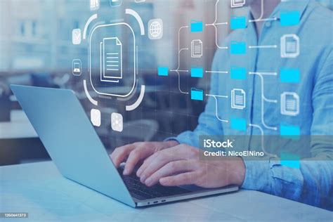 문서 관리 시스템 및 랩톱 컴퓨터에서 작업하는 It 전문가와의 비즈니스 프로세스 회사 파일 및 데이터를 보관 검색 및 관리하기 위한 솔루션입니다 디지털 혁신 파일에 대한