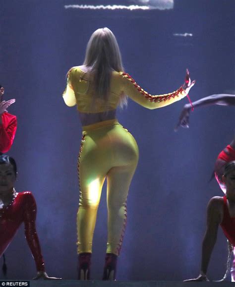 Mmvas Iggy Azalea Flaunts Backside In Clinging Two Piece Daily Mail