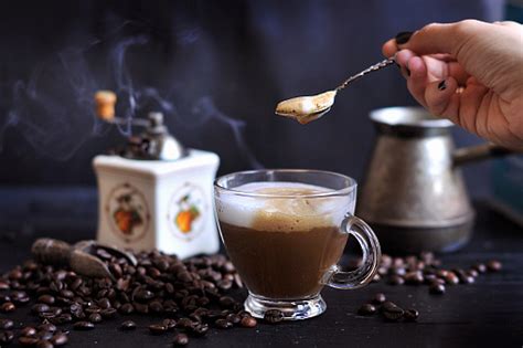 향기로운 커피 거품과 우유를 준비 합니다 어두운 사진입니다 터키어 커피입니다 Spce 복사 갈색에 대한 스톡 사진 및 기타 이미지 Istock