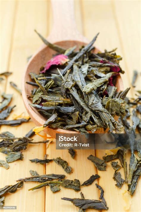장미의 잎 자연 녹차의 구성 장미와 나무로 되는 숟가락에 차 꽃잎의 매크로 사진 꽃과 나무 보드에 있는 장미 차의 재료와 함께 차 0명에 대한 스톡 사진 및 기타 이미지
