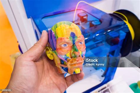 인간의 손 첨가제 기술 및 미래 지향적 인 개념으로 얼굴의 다채로운 근육의 형태로 3d 프린터에 인쇄 된 모델 3차원 형태에