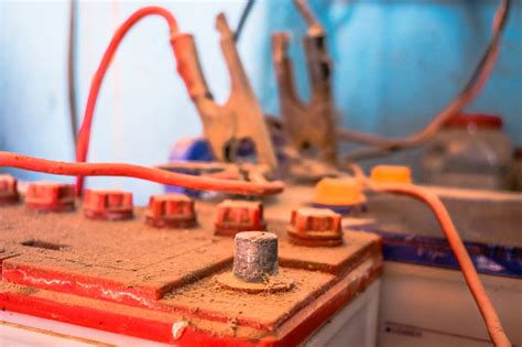 배터리의 오래 되 고 녹슨 단자의 근접 촬영 및 백그라운드에서 플러그 Stem 주제에 대한 스톡 사진 및 기타 이미지 Stem 주제 건설업자 고압 전류 주의 Istock