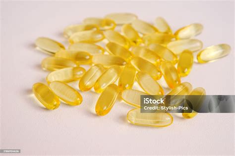 생선 기름 캡슐 클로즈업 오메가 영양 중립적 배경에 비타민 알약 텍스트를 위한 빈 공간이 있는 비건 건강 관리를 위한 의료 보조제 정제 0명에 대한 스톡 사진 및 기타
