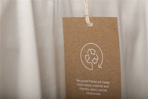 재활용 아이콘으로 의류 태그를 닫습니다 재활용 제품 개념입니다 폐기물 제로 지속 가능한 생산 환경 관리 및 재사용 개념 라벨에 대한 스톡 사진 및 기타 이미지 Istock