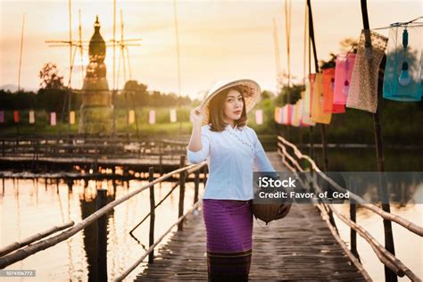 낚시를 들고 현지 드레스에 아름 다운 아시아 여자 서 트랩 및 쌀 필드에 대나무 다리에 장식 종이 램프에 함께 즐길 수 건강한 생활방식에 대한 스톡 사진 및 기타 이미지