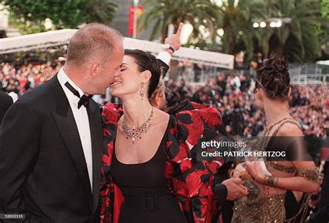 Demi Moore And Bruce Willis Kiss