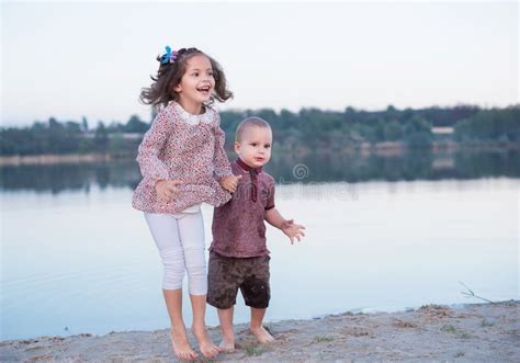 Il Fratello Piccolo E La Sorella Si Divertono Vicino Al Fiume Infanzia
