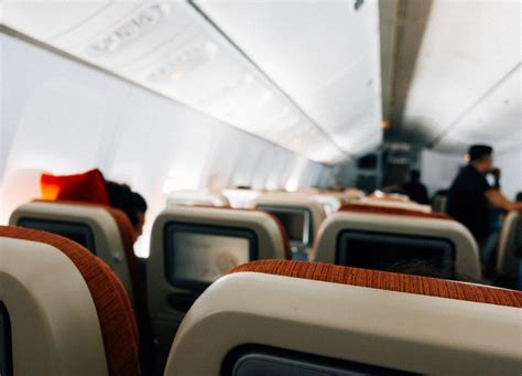 ¿cómo puedo hacer para reservar asientos en las primeras filas del avión
