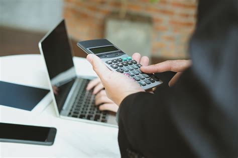 계산기 및 컴퓨터와 사무실에서 일 하는 재정 고문 회계사는 회계 및 세금 수익 및 예산을 계산 하 고 회계 계산 만들기입니다 금융 및 경제 개념 개념에 대한 스톡 사진 및