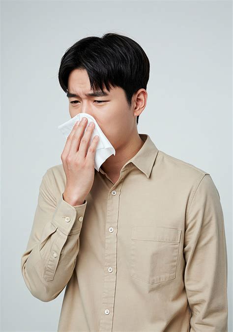 손수건으로 입과 코를 가리고 호흡기 질환으로 괴로워하는 남성의 모습 유토이미지 상세페이지 베이직샵 사진 22855473