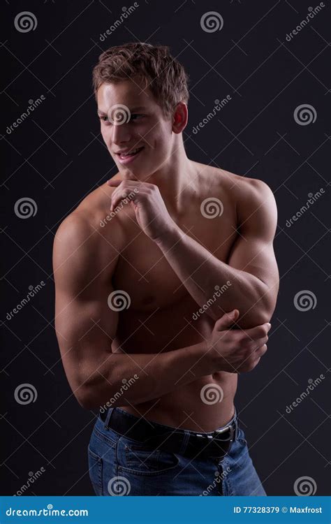 Mischen Sie Den Sexy Nackten Jungen Mann Mit Der In Den Jeans Aufwirft Stockbild Bild Von