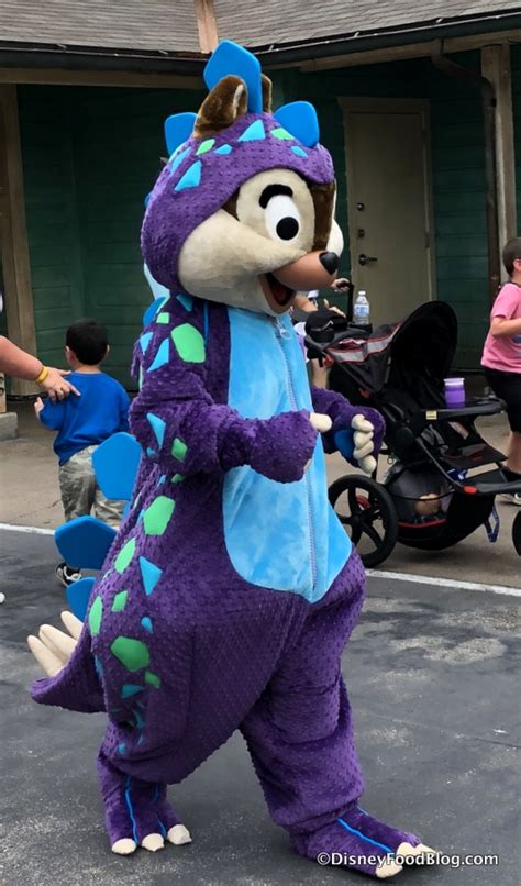 Donalds Dino Bash In Dinoland U S A Plus A Cupcake To Match The Occasion The Disney Food Blog