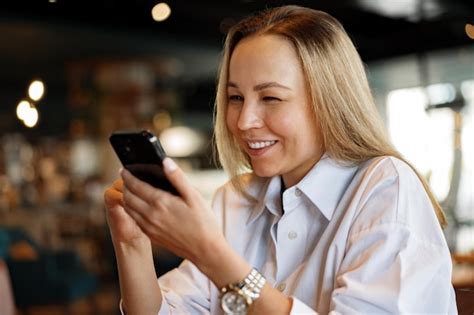Premium Photo Woman Typing Text Message On Smart Phone While Sitting