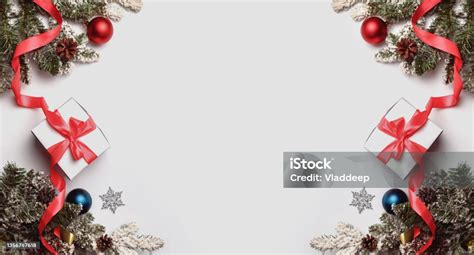 크리스마스 또는 새해 배경 장식과 전나무 가지로 만든 일반 구성 평평한 평지 텍스트를위한 빈 공간 0명에 대한 스톡 사진 및 기타 이미지 Istock