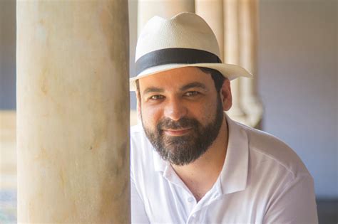 흰색 폴로 셔츠와 에콰도르에서 만든 아름다운 파나마 모자를 입은 라틴 브라질 배낭 여행자 관광객이 브라질 주아오 페소아에서