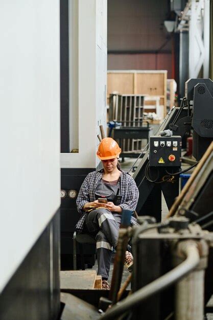 Premium Photo Engineer Monitoring Machinery In Industrial Workshop