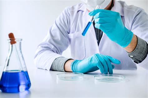 생화학 실험실 연구 과학자 또는 의료 실험실 코트 유리 장비 실험실에서 일을 통해 색상 액체의 방울 시 약 테스트 튜브를 잡고 Stem 주제에 대한 스톡 사진 및 기타