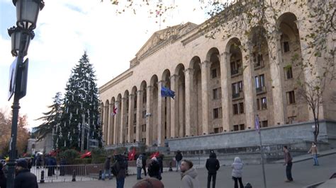 დედაქალაქში მთავარი ნაძვის ხე ღონისძიების გარეშე აინთება