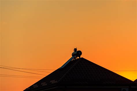 일몰에 주거 용 주택 옥상에 태양 열 온수기 집을 위한 재생 가능 에너지 0명에 대한 스톡 사진 및 기타 이미지 0명 건물 외관 경제 Istock