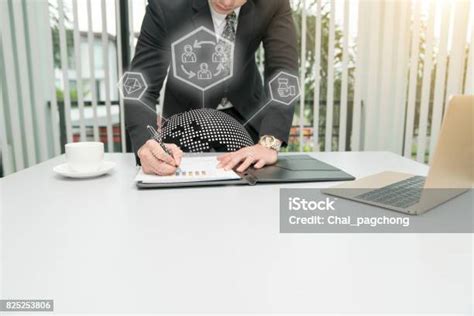젊은 사업 기업가 현대 사무실에서 그의 사업의 진행 상황을 확인 비즈니스 개념입니다 감수에 대한 스톡 사진 및 기타 이미지 감수 경영자 계약서 Istock