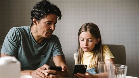 5 Tips For Talking To Your Teen About Reducing Their Smartphone Screen