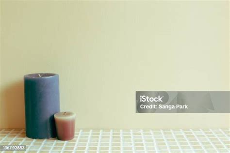 세라믹 모자이크 타일 테이블에 파란색과 보라색 양초 베이지 색 벽 배경 홈 인테리어 도예에 대한 스톡 사진 및 기타 이미지 도예 촛불 조명 장비 향기로운 Istock